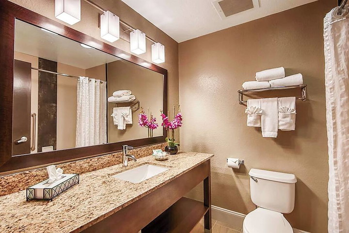 King Room Near Airport With Pool Access & Free Parking - Orlando, FL