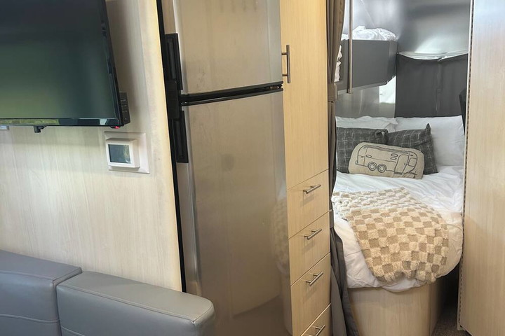 Luxury All-season Family Airstream, Heated, On-site Hiking, Hot Tub, Sauna, Bunk - Ohio