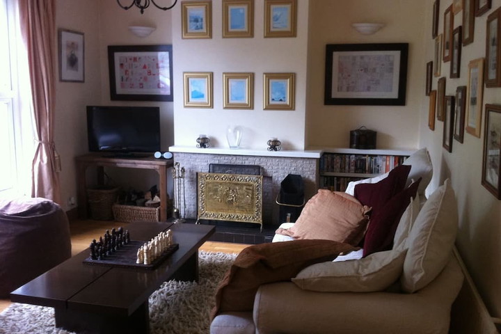 Charming & Spacious 3 Bedroom Town House. Large Garden. Private Parking. - Ballina