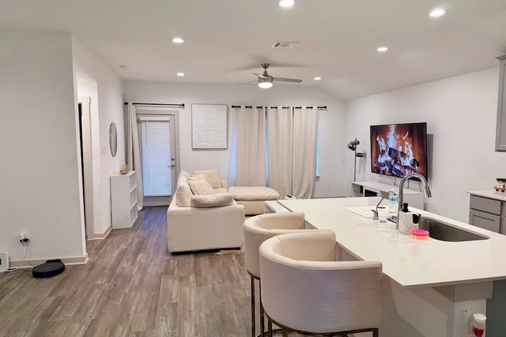 Sophisticated Abode: 1-bedroom Room - Sugar Land, TX