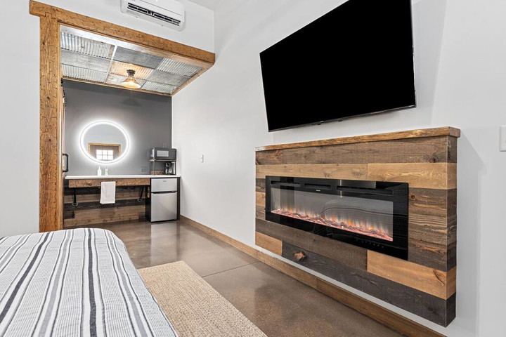 Brand New Motel! Fireplace - Concrete Floors - Live Edge Trim - Vaulted Ceilings - Mount Rushmore, SD