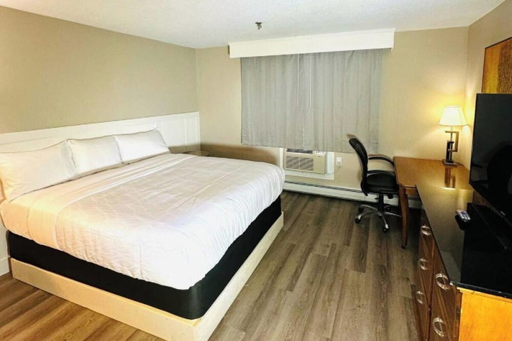 Relax In A Comfortable King Room Close To Northern Maine Attractions - Presque Isle, ME