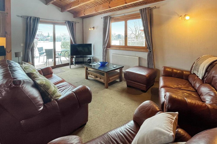 A Wonderful Lakeside Escape For All Ages. - Woodhall Spa