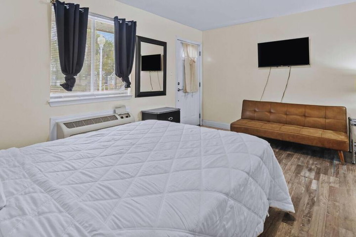 Oak Shores Studio 13 | Just A Short Walk To The Beach! - Biloxi, MS