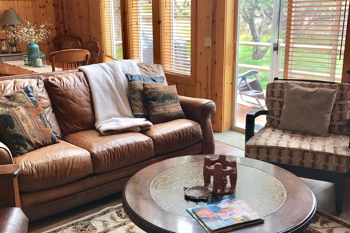 Remodeled Cozy Cabin On Golf Course With Hot Tub! - Redmond, OR