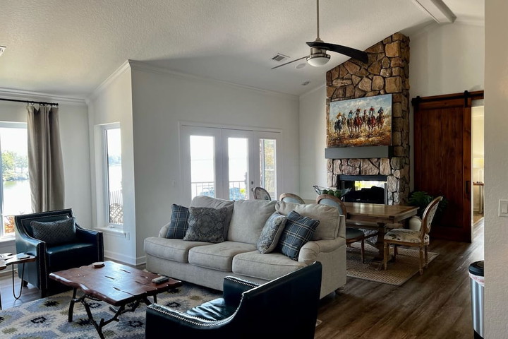The Farmhouse - Lakehouse | Boat Dock + Game Room - Lake Hamilton, AR
