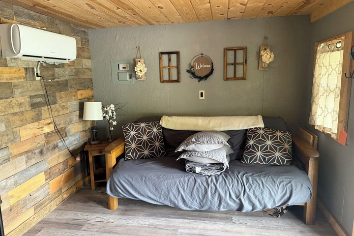 Cottonwood Cabin - Cozy Retreat W/ Fire Pit & 150 Acres - 캔자스