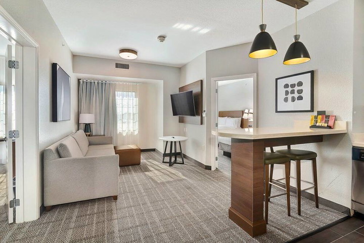 2 Bedroom | Free Breakfast. Indoor Pool - Longview, TX