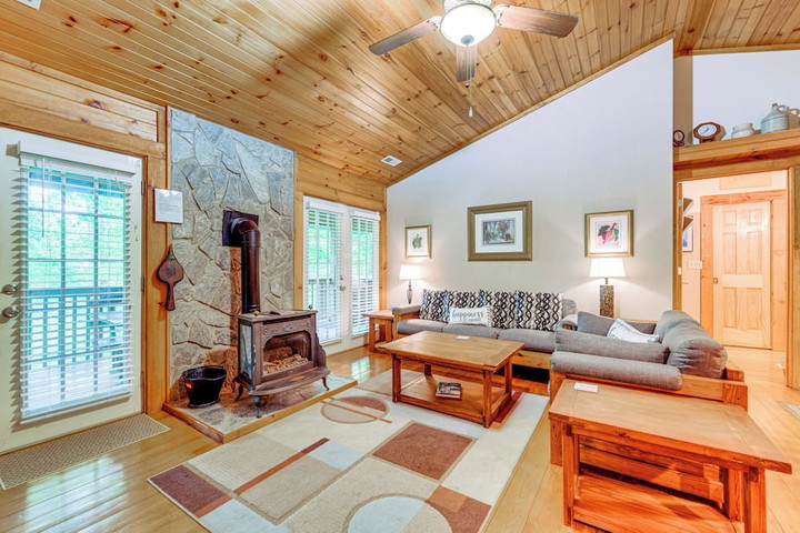 Serene Maggie Valley Retreat W/ Deck & Hot Tub! - Sylva, NC