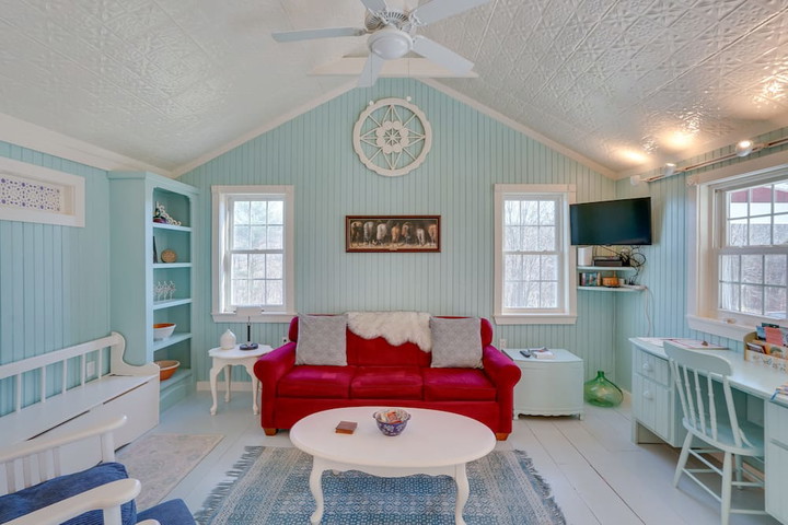 Cozy 'Fiddler's Rest:' Cabin: 11 Miles To Skiing! - Greenfield, MA