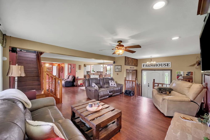 Cozy Secluded Estate With A Private Pond - Easy Access And Pet Friendly - Michigan City, IN