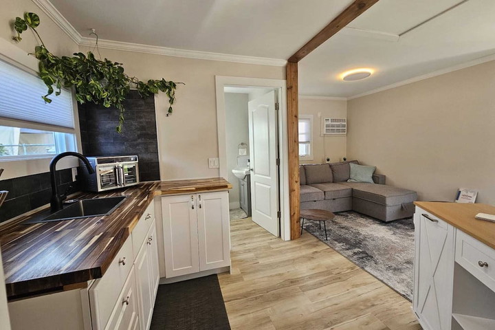 Carriage House With , Hot Tub.close To Ski Hill, Greenway , Wineries , Lake. - Kelowna