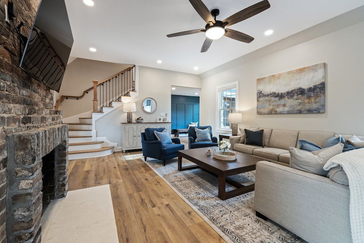 Tranquil Mountain Escape: Luxurious 5-bedroom Farmhouse With Pool - Maryville, TN