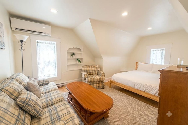 Downtown Wolfville Wine Country | 3rd Floor View 2br & 3 Queen Beds - Wolfville