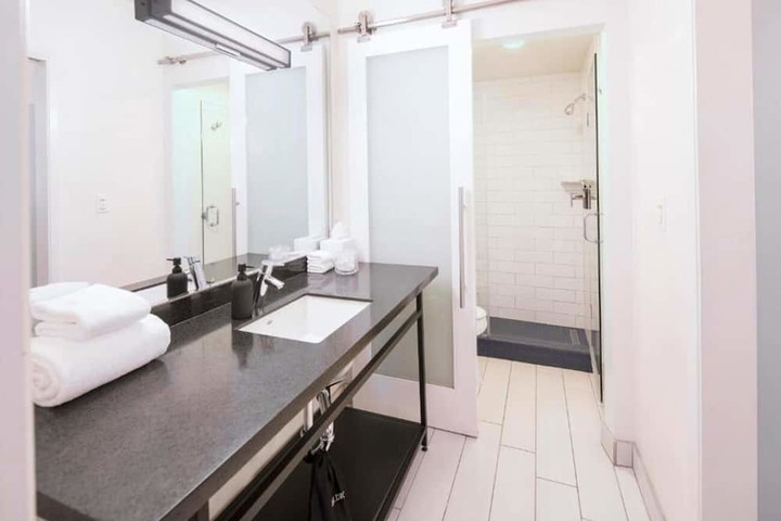 Stylish Venice Stay W/ Balcony Overlooking The Ocean | Rooftop | Free Breakfast - Venice Beach, CA