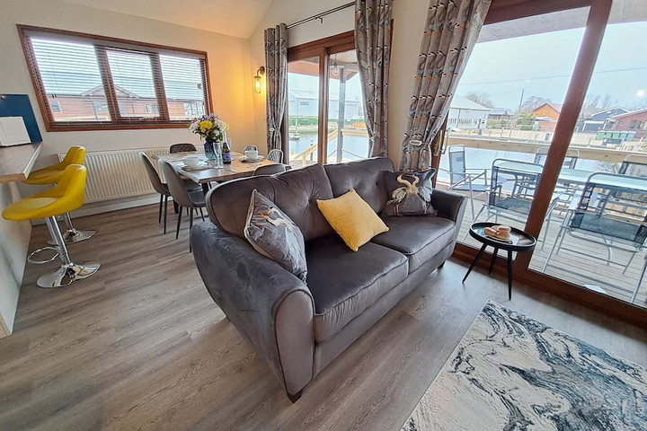 River Breeze - Waterside, Norfolk Broads, Sleeps 6 In 3 Bedrooms - Suffolk