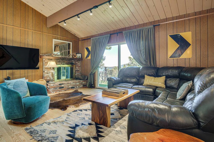 Overlooking Lake Gregory! Crestline Family Cabin - San Bernardino, CA
