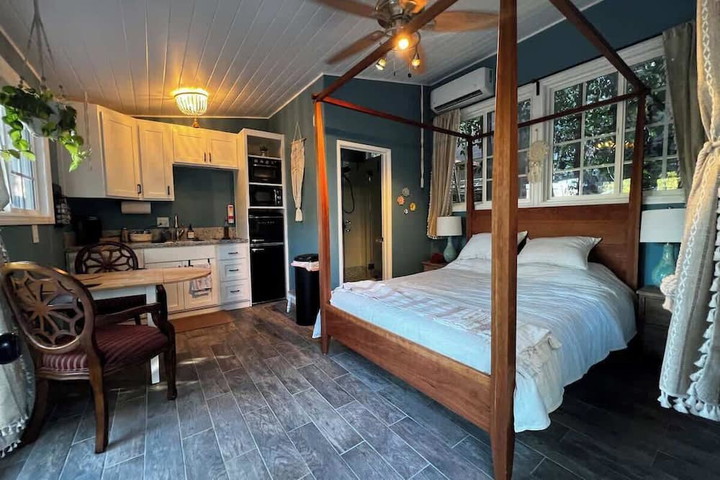 Outdoor Clawfoot, Hot Tub, Deck - Malibu, CA