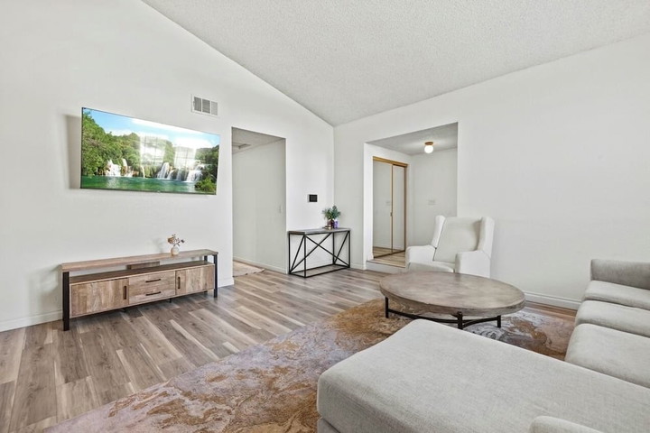 Spacious 3b-2b Home With High Ceilings & Large Yards - Lancaster, CA