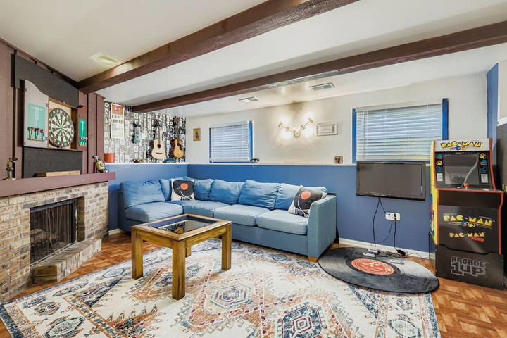 3br House With Pickleball, Game Room, Foosball, Arcade, Cereal Bar, Darts &Grill - Arlington Heights, IL