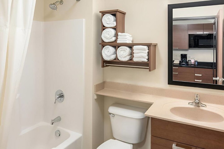 Relax In Your Own Full Kitchen Space Close To Omahas Henry Doorly Zoo - Council Bluffs, IA