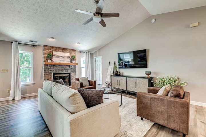 Elegant Home In The Heart Of Westfield! Perfect For Family Gatherings! - Carmel, IN