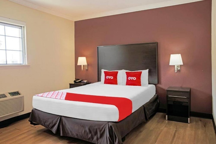 Relaxing Unit Near La Plaza Mall - Pet Friendly With Outdoor Pool & Parking - McAllen, TX