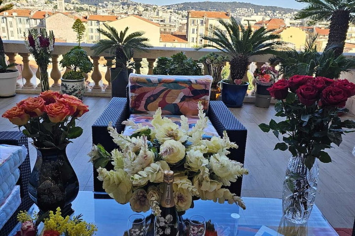 Apparently With A View And A Furnished Terrace Near The Center Of Nice - Carros