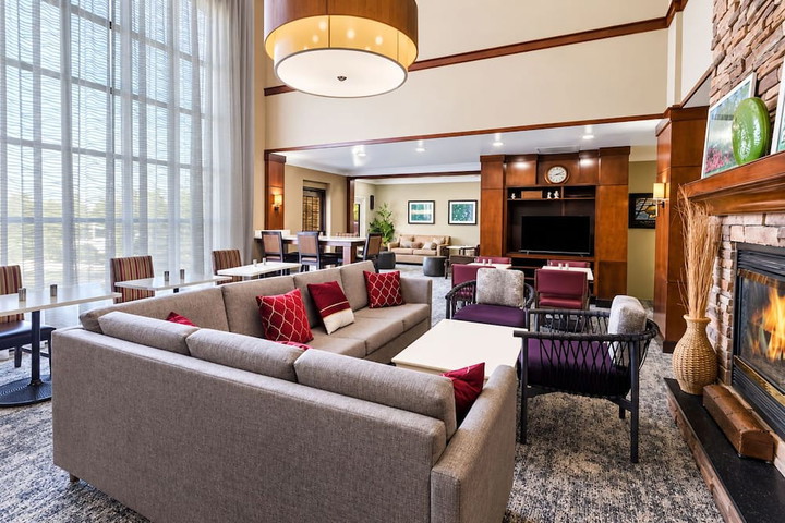 King Suite Near Bush Field Airport | Free Daily Breakfast - 조지아