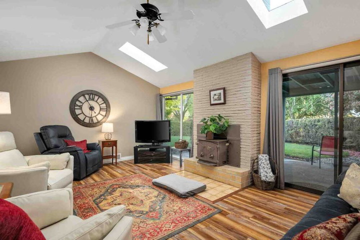 Incredible Singe Level Layout W/ Immaculate Fenced Backyard, Covered Patio W/ Fire-table, Bbq, Games - Hillsboro, OR