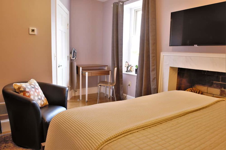 The Valentina Suite At The Manor On Front - Harrisburg, PA