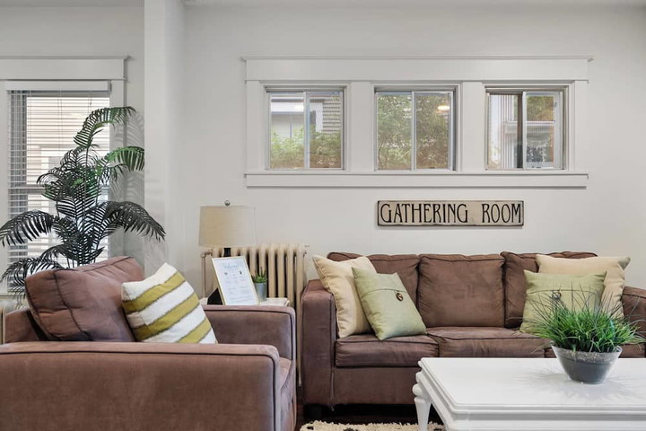 Near Hospitals, Colleges, Event Centers! New King Bed, Love Pets & Free Parking! - Saint Paul, MN