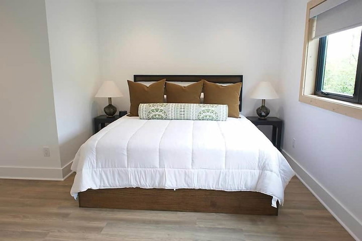 Large 5 Bed, 5 Bath Cabin At Treehouse Resort, Sleeps 13 -
