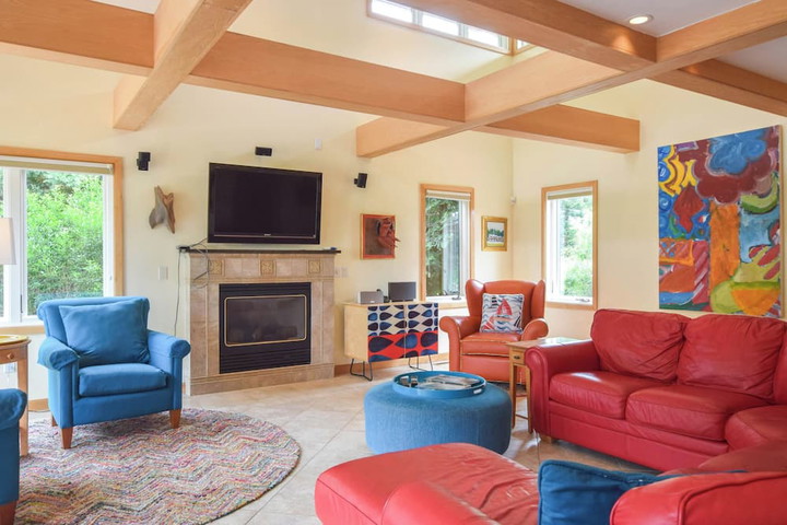 Beautiful Backyard, Pool, Deeded Beach Rights! - Capo Cod, MA