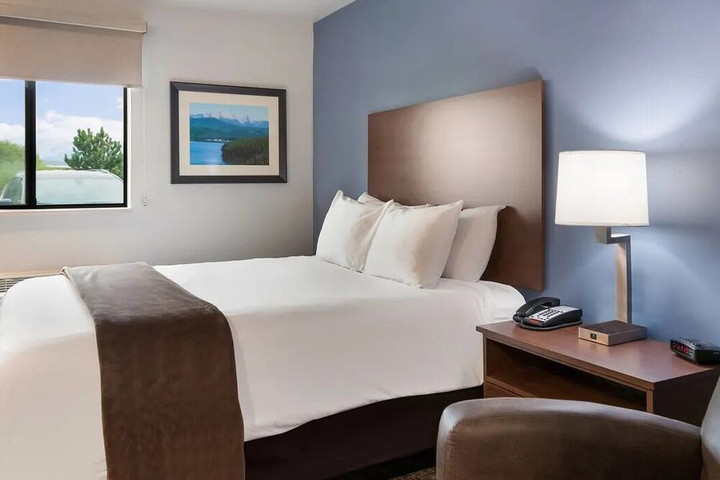 Fully-equipped Kitchen & Pet Welcome In Relaxing Room At Meridian - Meridian, ID