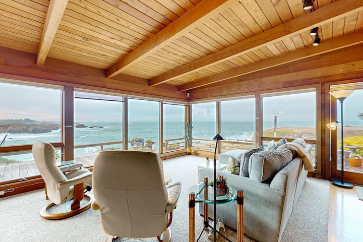 Oceanfront Haven With Beach Access, Views & Deck - Fort Bragg