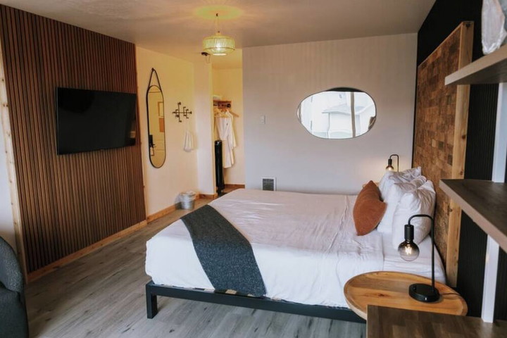 Seaside Resort! 2 Classy Units, Indoor Pool, Full-service Spa, Pets Are Allowed! - Long Beach, WA