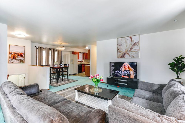 Near Dtwn & Pioneer Park: Fairbanks Home W/ Deck! - Fairbanks, AK