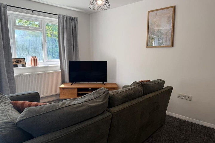 Gatwick 2 Bed Flat Private Parking - Redhill