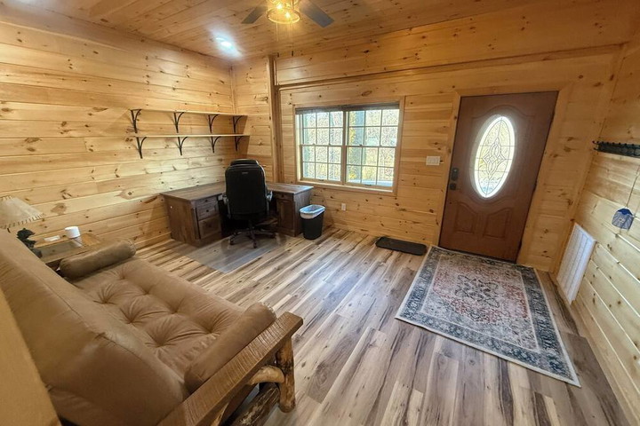 Small Cabin Over Garage W/ Lake Access, Small Dock - Dandridge, TN