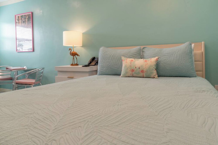 Flamingo Inn - Standard Queen With Kitchenette #202 - Fort Myers Beach, FL