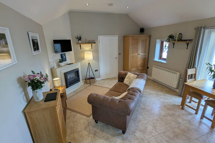 Swallow Barn, Pet Friendly, Character Holiday Cottage In Priestcliffe - Staffordshire