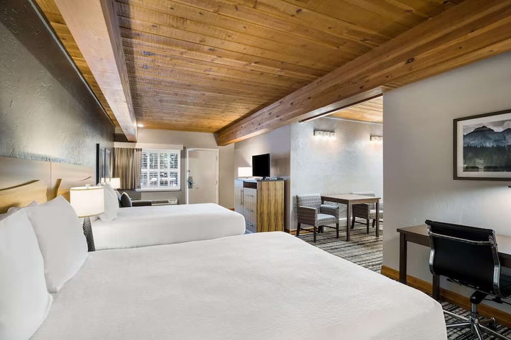 Stay Near Iconic Hot Springs | Modern Haven W/ Pools | Hot Tub | Free Breakfast - Glenwood Springs, CO