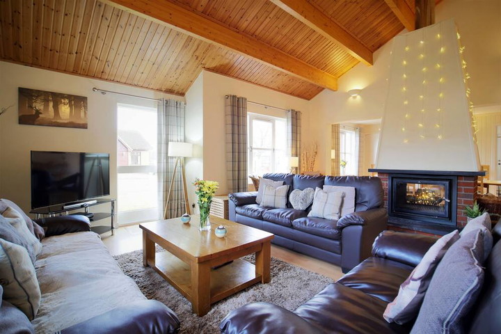 Pet Friendly Large Four Bedroom Property With Fire, Sauna , Enclosed Garden With Bbq And Views Of Th - Aviemore