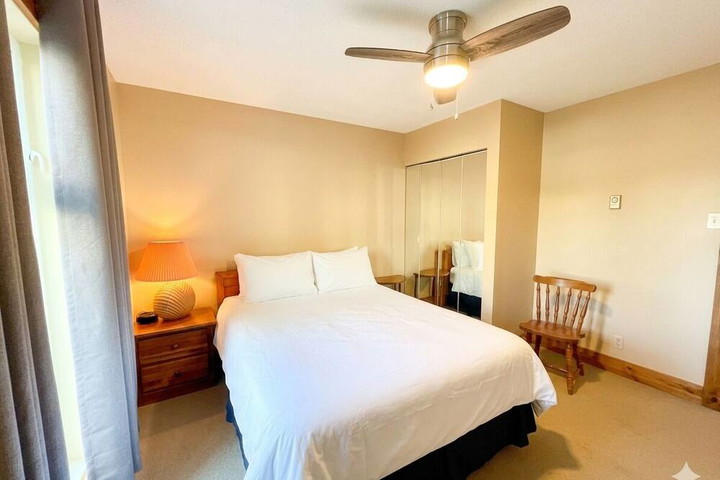 Your Clean, Comfortable Rocky Mountain Escape! True Ski-in/ski-out 2br Condo Right On The Main Run. Enjoy Beautiful Views, Quality Linens, A Full Kitchen, And Year-round Hot Tub. The Perfect, Affordable Base For Family Fun And Relaxation. - Kimberley
