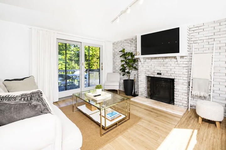 First Floor Stay With Shared Pool Near Yale - Branford, CT
