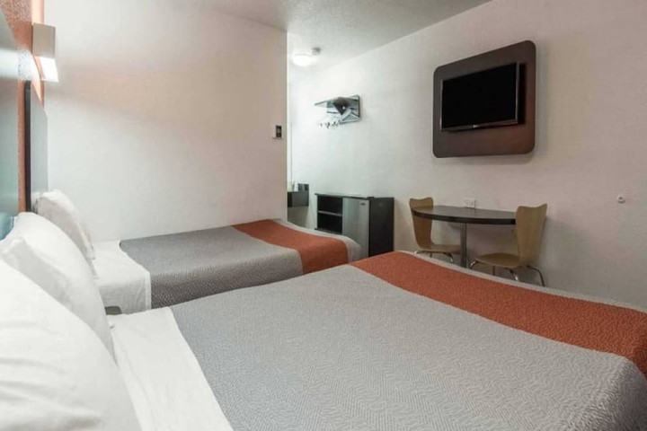 2 Full Beds | Smoking, Mini Fridge - Bakersfield, CA