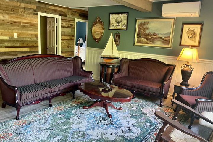 Enchanting Three Bedroom River Front Cottage - Kawartha Lakes