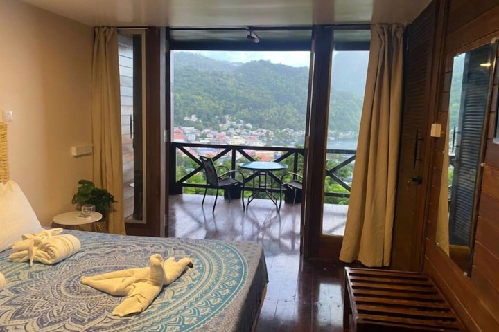 Queen Unit With Balcony | On-site Pool And Spa - Saint Lucia