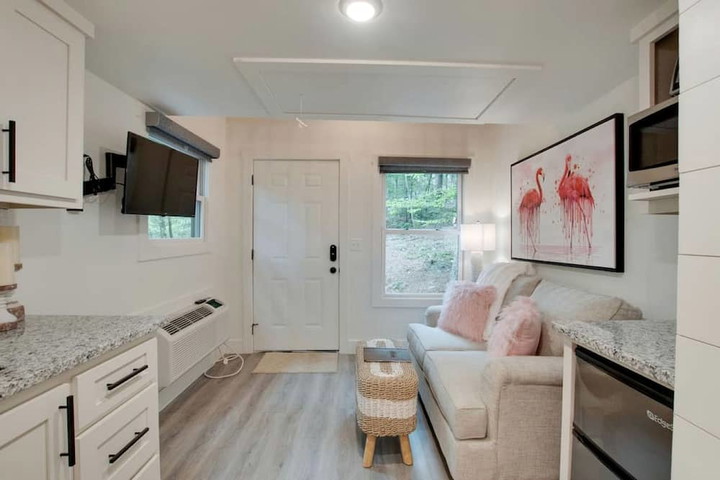 Colorful Tiny House With Outdoor Sauna And Jacuzzi In Alabama - Alabama